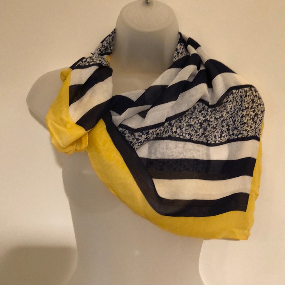 Square Scarf In A Very Classic Color Scheme - Gem